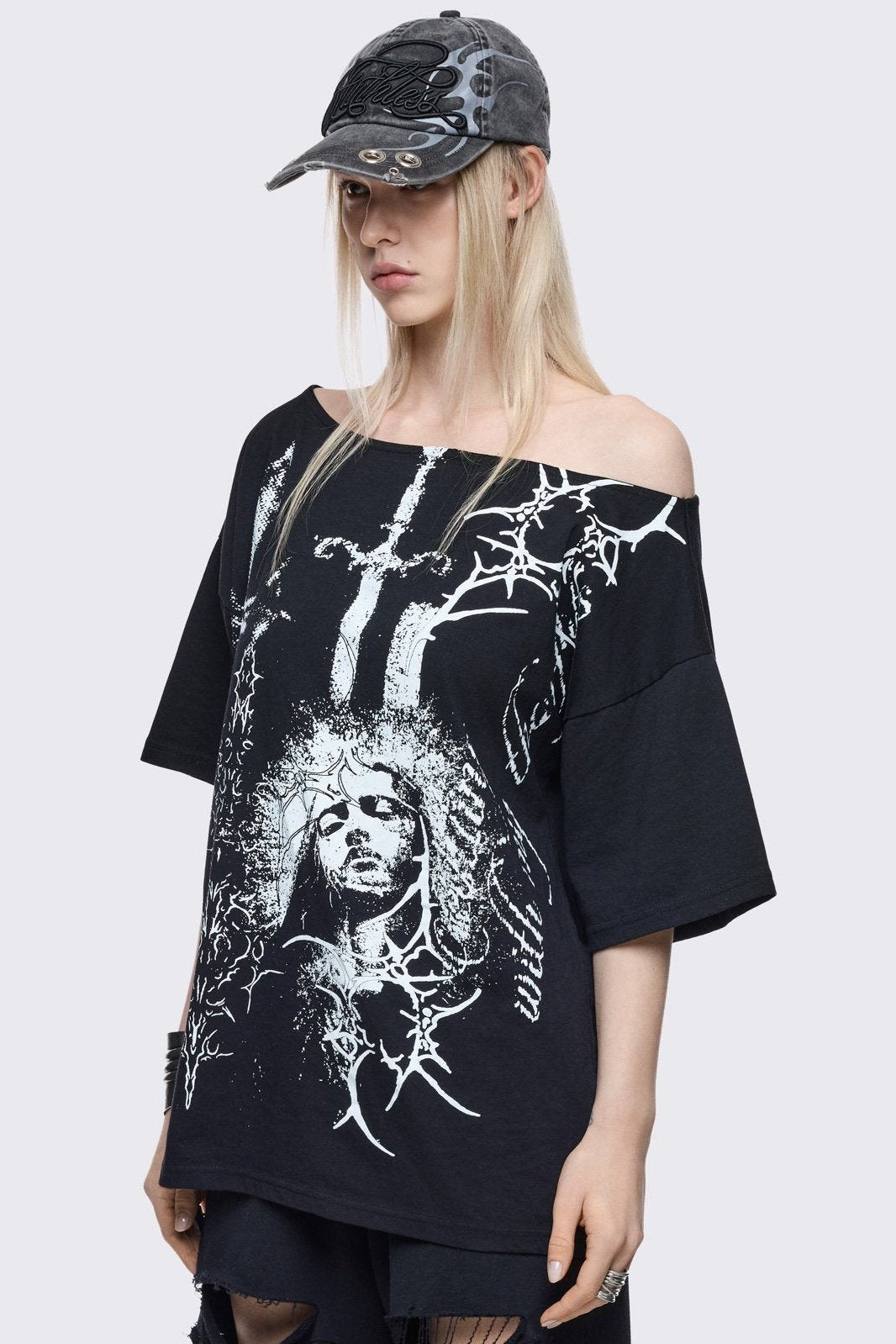 Goth Graphic Off-Shoulder T-shirt in Black | Minga London – Minga London EU